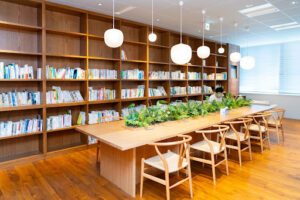 「真面目に働く、楽しく働く」。会社の文化を体現した遊び心に満ちたfreee新オフィス | IBASHO.